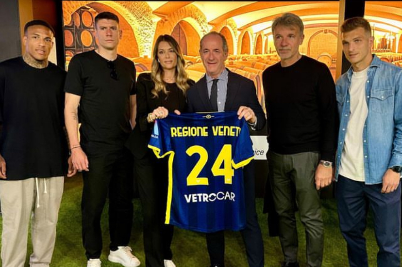 Verona, i giocatori dell’Hellas al Vinitaly con Zaia: la foto | Triveneto Goal